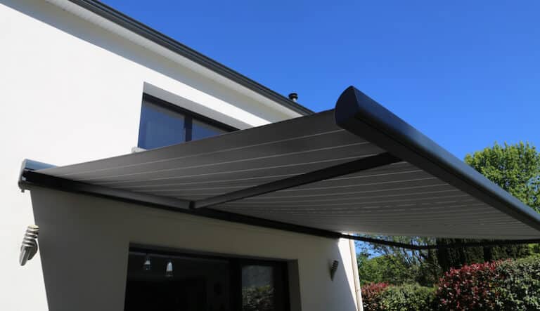 Tout savoir sur le store banne : choix, installation et entretien
