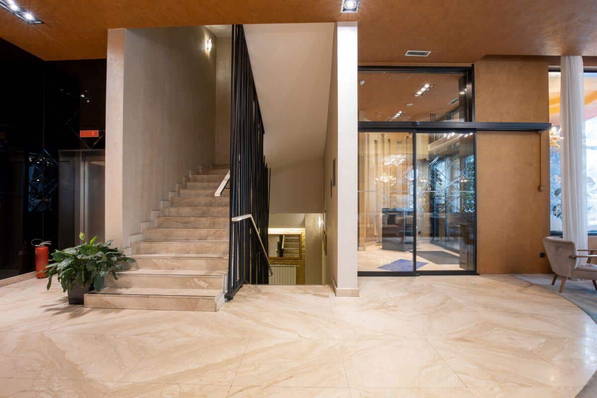 Nez de marche en carrelage : bien choisir, calcul dimensions et pose
